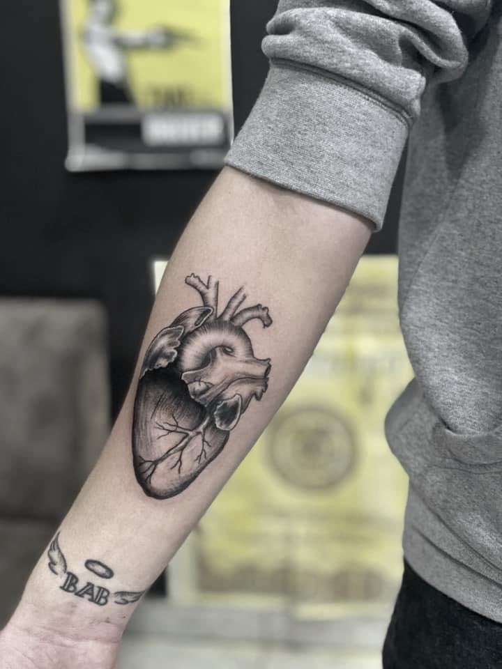 Ç’thotë tatuisti Valmir Fazliu për trendin me tatuazhe? Ç’thotë tatuisti Valmir Fazliu për trendin me tatuazhe?