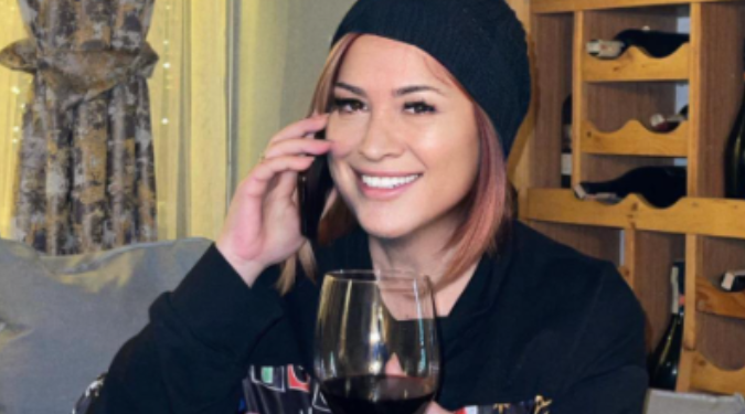 Violeta Kajtazi me gote në dorë i ka dy fjalë për vitin 2021