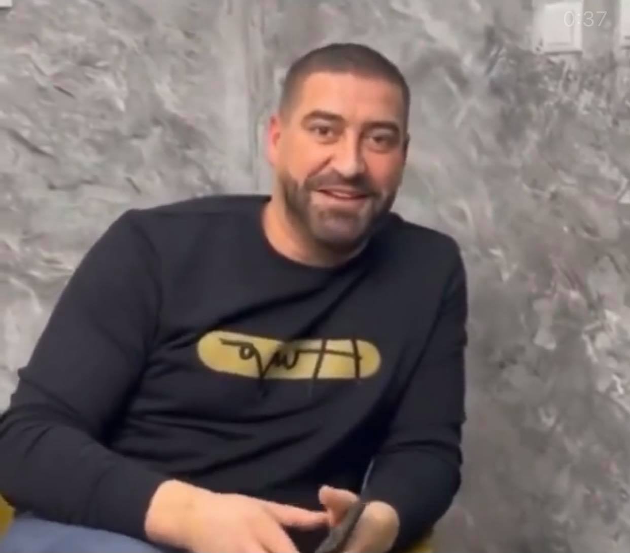 Çka bëri Meda që po duket si djal i ri?