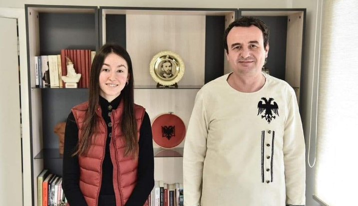 Albin Kurti merr një dhuratë të veçantë Albin Kurti merr një dhuratë të veçantë