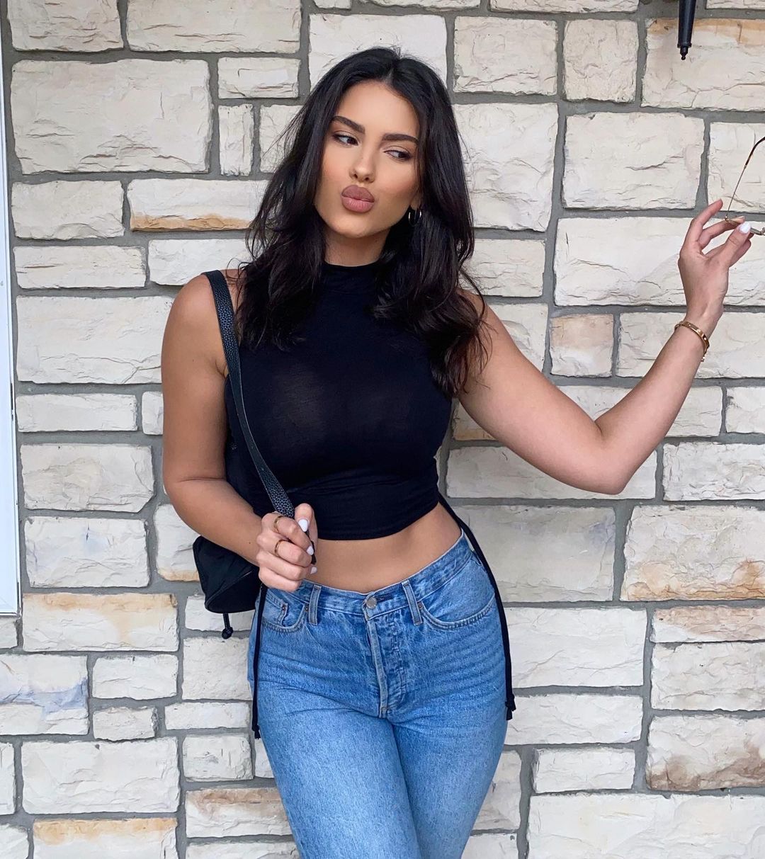 Jehona Dreshaj nxjerrë gjoksin gjigant në fushë