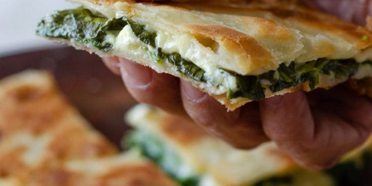 Receta e ditës - Pite me spinaq dhe djathë