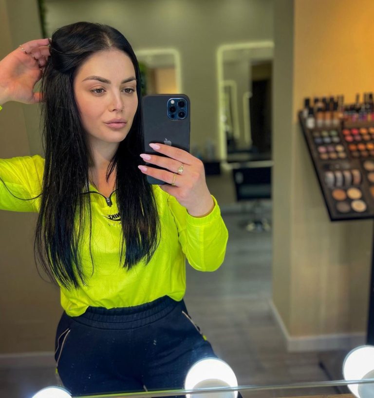 Fifi në gisht më dy unaza të arit