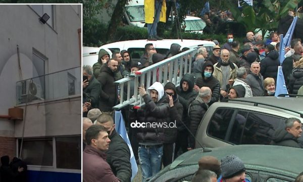 Protestuesit e Berishës provojnë ngjitjen në katin e dytë me shkallë ... Protestuesit e Berishës provojnë ngjitjen në katin e dytë me shkallë ...