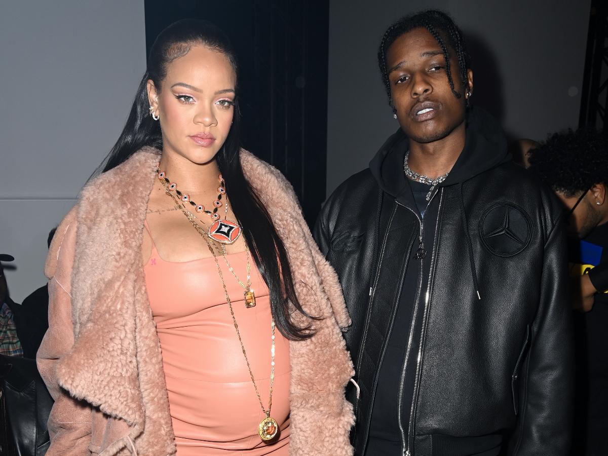 Rihanna në pritje të binjakëve?! Rihanna në pritje të binjakëve?!