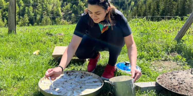 Albina Kelmendi ngjitet në bjeshkë dhe qet fli me saç