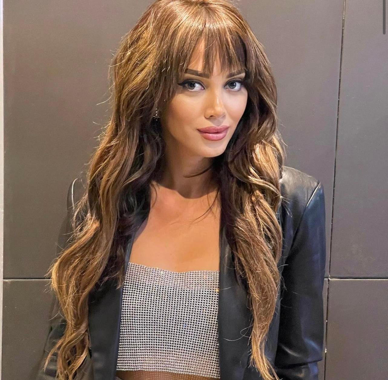 Besiana Behluli shfaqet luksoze - Sa kushtojnë stolitë e saj prej ari?