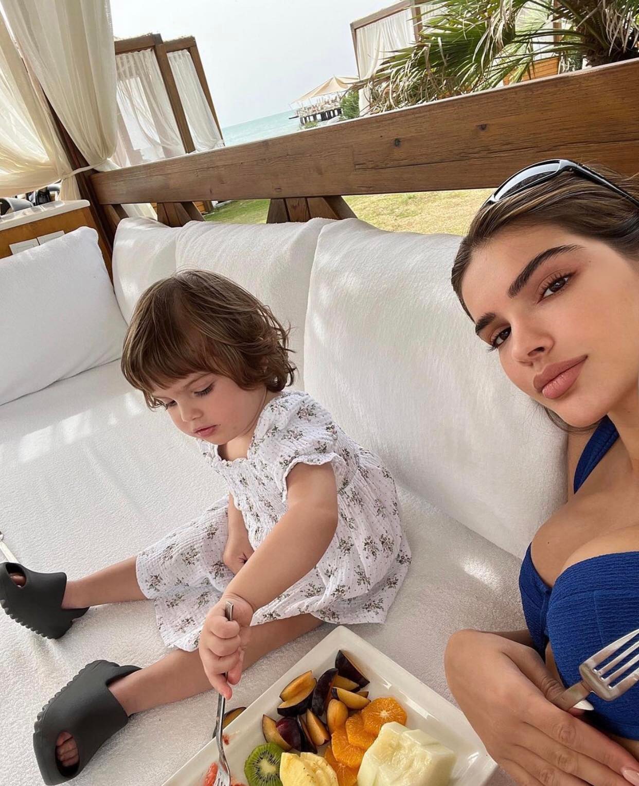 Arbenita Ismajli në imazhe me vajzën: Faleminderit që ma dhe emrin nënë