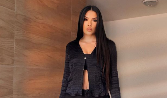 Elita bën kombinim perfekt me syzet dhe këmishën Elita bën kombinim perfekt me syzet dhe këmishën