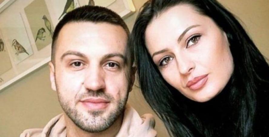 Dy vjet pas vdekjes së bashkëshortit, Besa Gashi shfaqet në publik