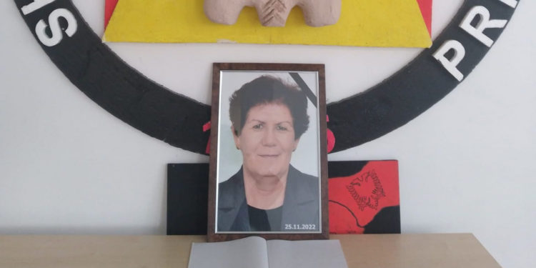 Sot varroset arsimtarja që u vra dje Sot varroset arsimtarja që u vra dje