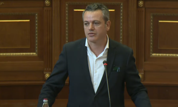 Arben Gashi kërkon që ta nxjerrin nga salla e Kuvendit Albulena Haxhiun