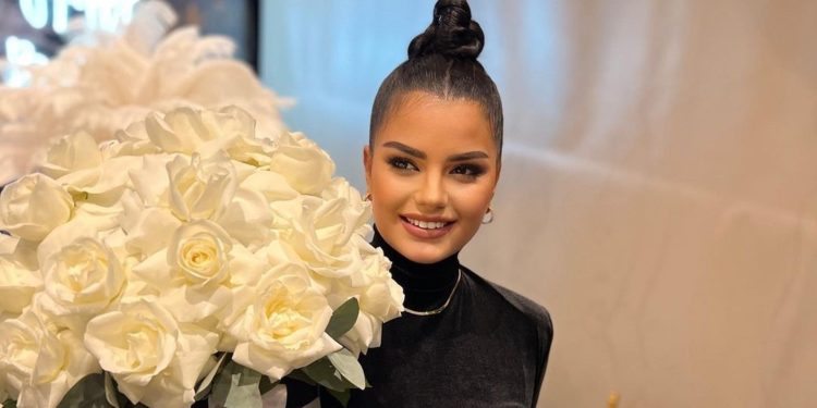 Andrra Destani i shkulë flokët nga koka