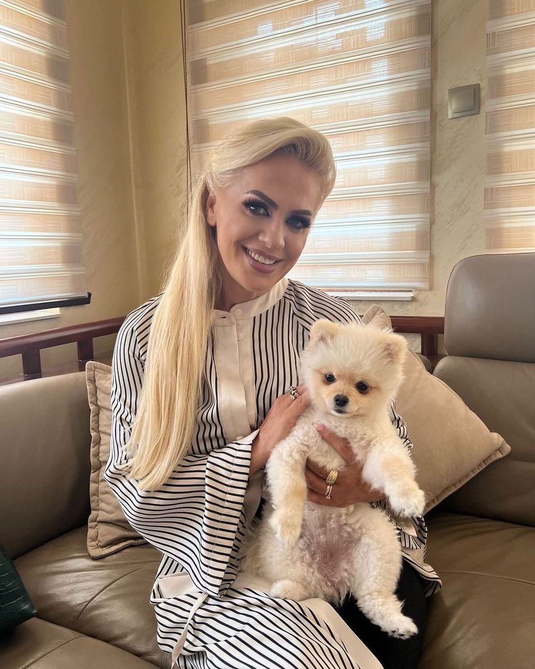 Gili pozon kaq elegante me qenushin e saj Gini