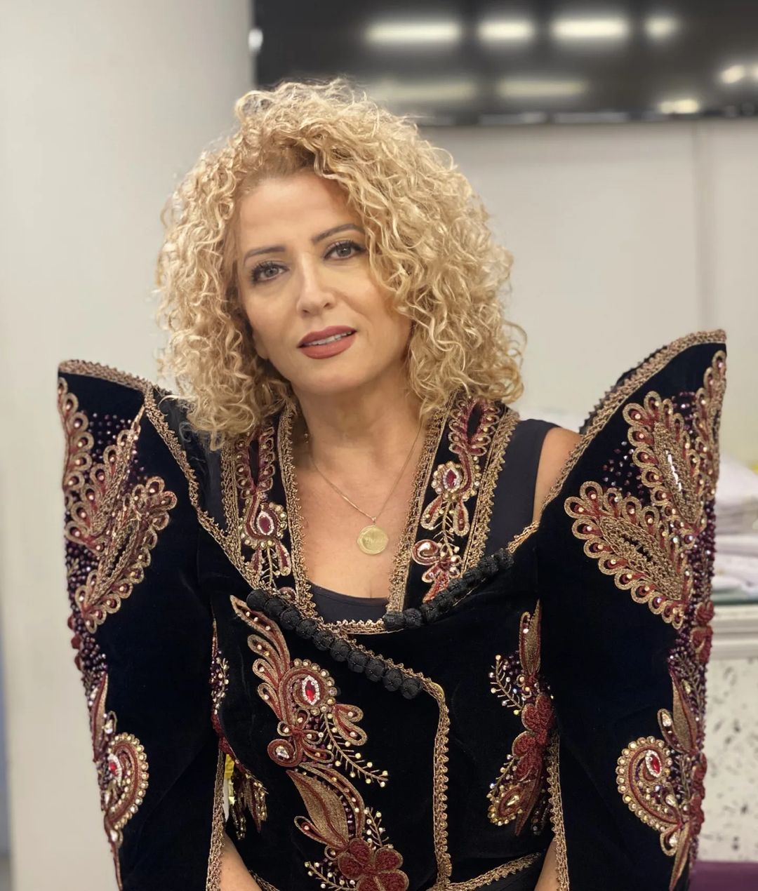 Shkurte Fejza e dashuruar pas veshjeve tradicionale