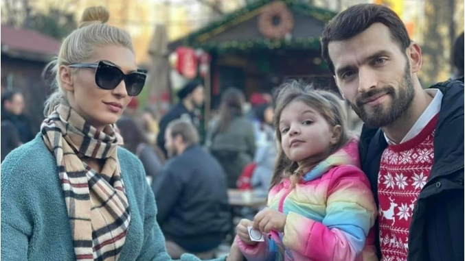 Diellza me bashkëshortin dhe vajzën duke u argëtuar në shesh