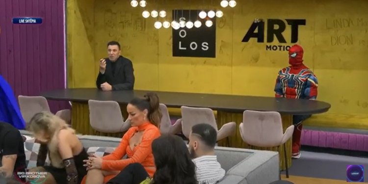 Getinjo si 'Spiderman' hynë në shtëpinë e famshme