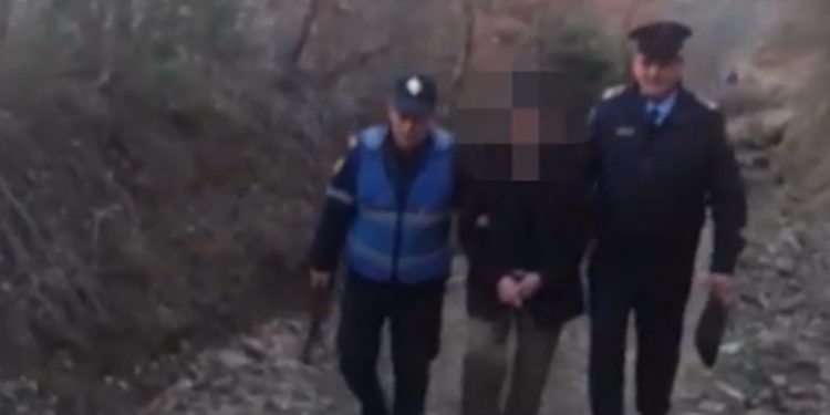 Arrestohet 80-vjeçari që vrau gruan dhe vëllain me sëpatë në Gramsh Arrestohet 80-vjeçari që vrau gruan dhe vëllain me sëpatë në Gramsh