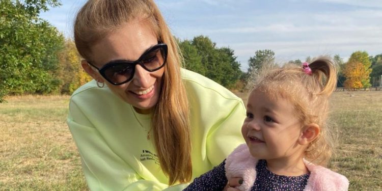 Yllka Kuqi me të bijen dhurojnë buzëqeshjen më të bukur të ditës