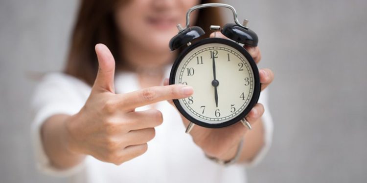 Çfarë kuptimi kanë akrepat e shtrirë në orë?