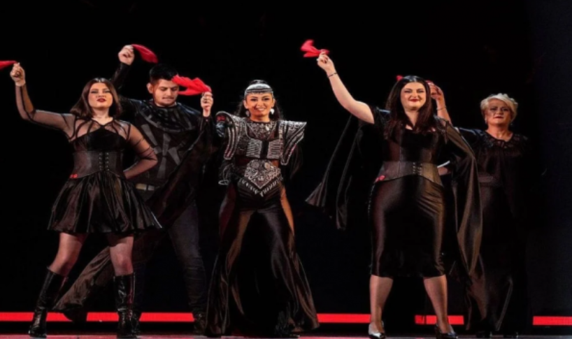 Të huajt të fiksuar me këngën e Albinës dhe familjes Kelmendi në ...