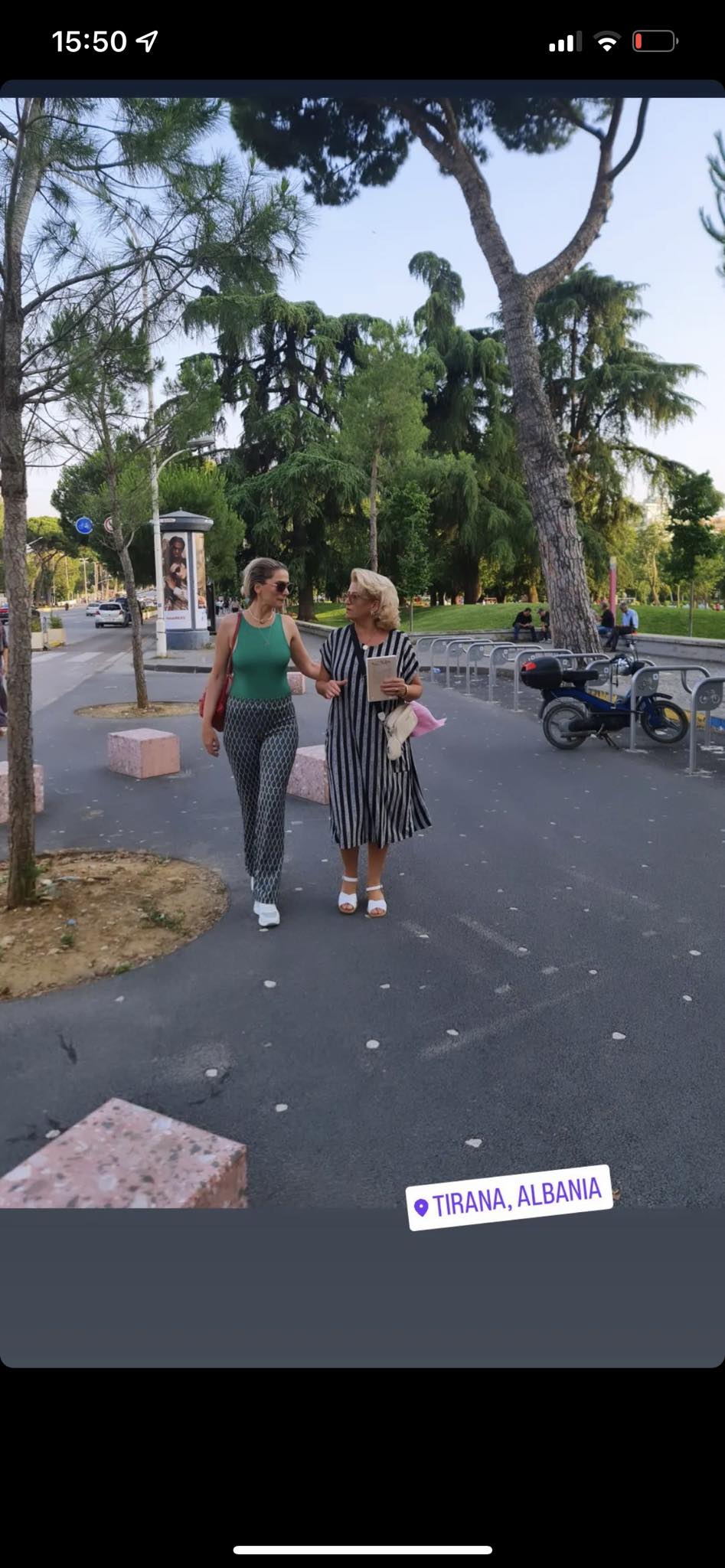 Shkurte Fejza i'a kalon vajzës me linjat trupore