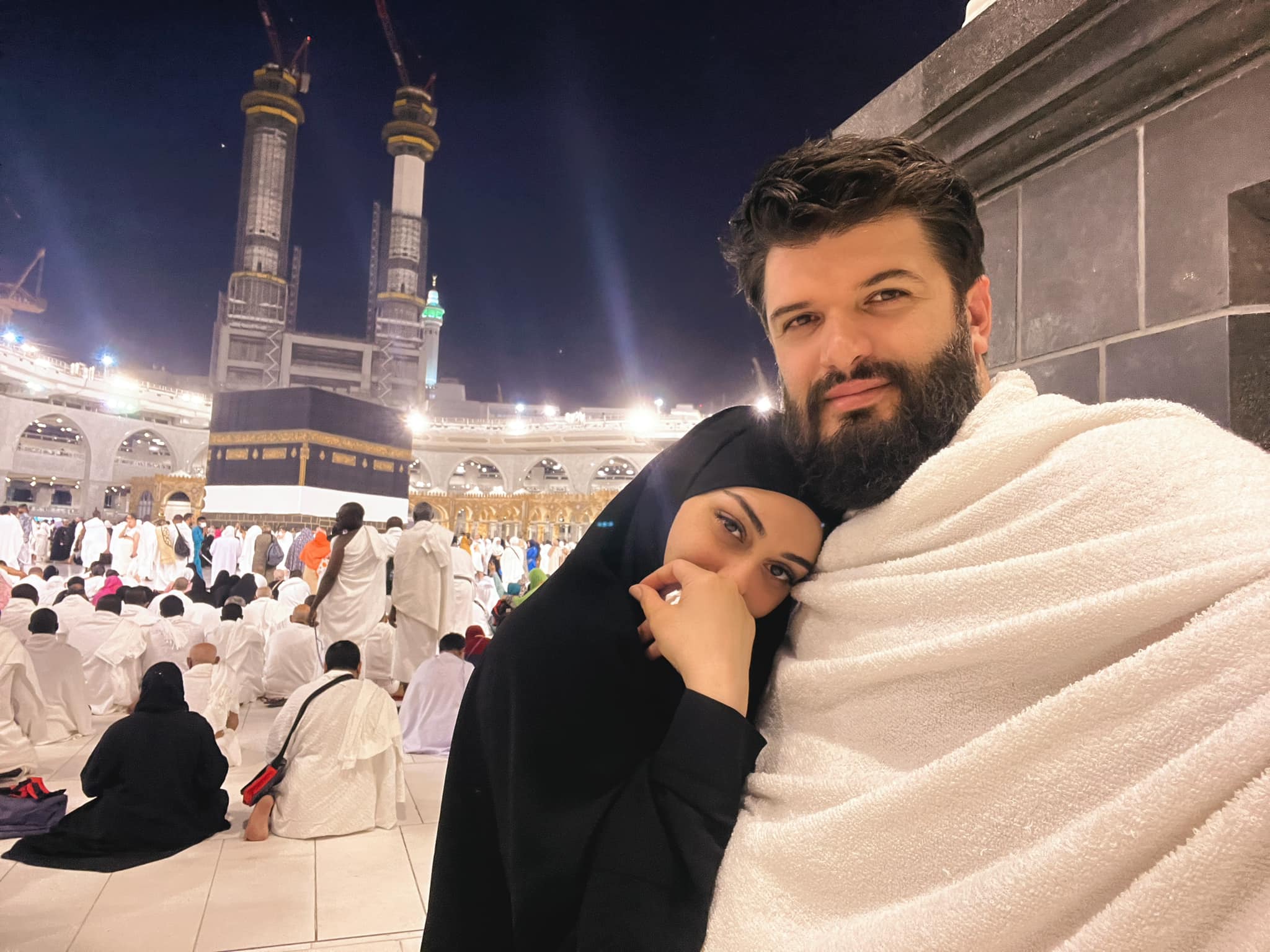 Vajza bukuroshe e Naim Ternaves në haxh bashkë me të shoqin