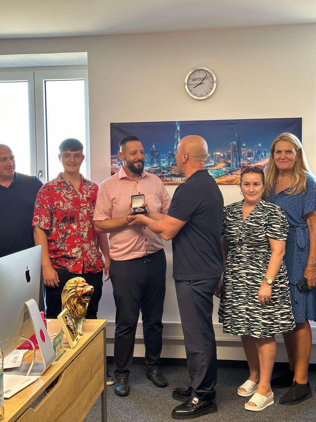 Ramush Haradinaj i ndanë mirënjohje të veçante biznesmenit e humanistit ...