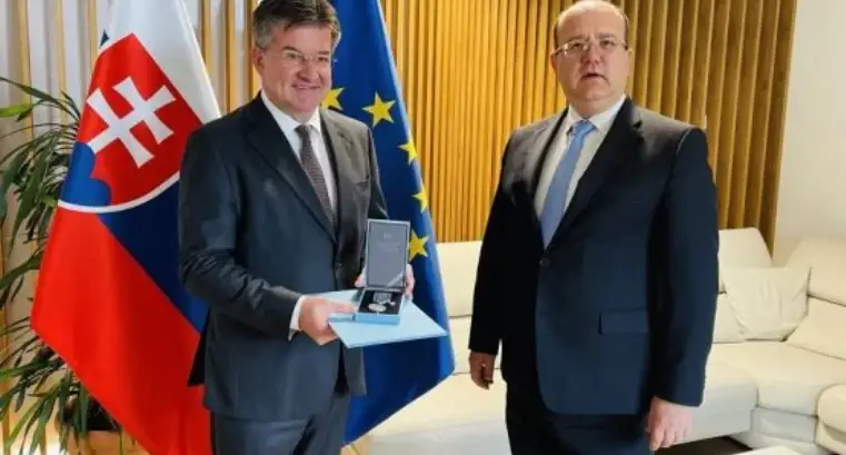 Lajçak merr medalje nga shteti i tij për kontribut në diplomaci Lajçak merr medalje nga shteti i tij për kontribut në diplomaci