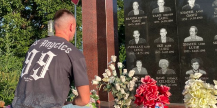 Ushtari i FSK-së, betohet para familjarëve të vrarë në Qyshk