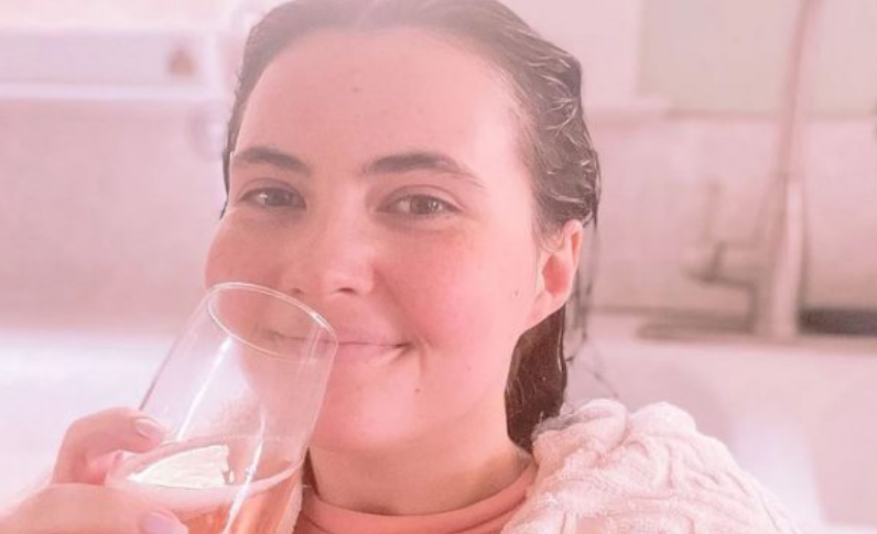 “Pi vetëm qumësht dhe bëj dush çdo 2 muaj”, njihuni me 25-vjeçaren ...