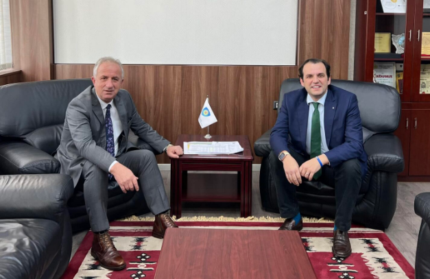 Djali i Ibrahim Rugovës i shkon në zyrë një kryetari të AAK-së, që ... Djali i Ibrahim Rugovës i shkon në zyrë një kryetari të AAK-së, që ...