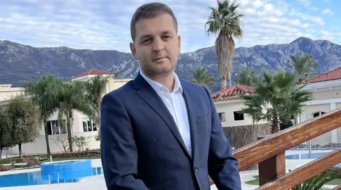 Policia dhe zyrtarë të Qendrës për Punë Sociale në shtëpinë e familjes ... Policia dhe zyrtarë të Qendrës për Punë Sociale në shtëpinë e familjes ...