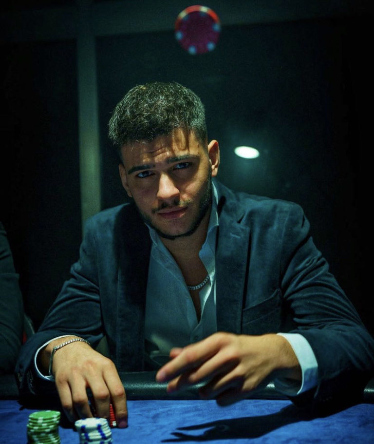 Gresa Hoti në darkë romantike, personi qe e shoqëron është i njohur për ...