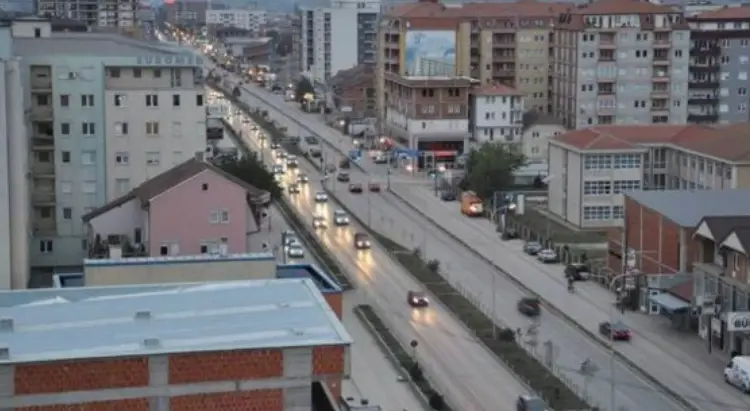 Një person futet me forcë në veturë, ia marrin paratë Një person futet me forcë në veturë, ia marrin paratë