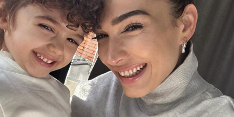 Jonida publikon video të vajzës, do të shkriheni së qeshuri