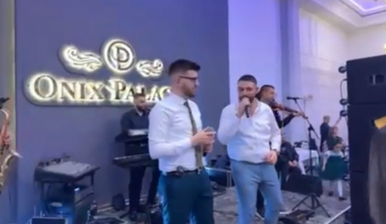 Taulanti dhe Andi ndezin atmosferën në restorantin ‘Onix Palace’