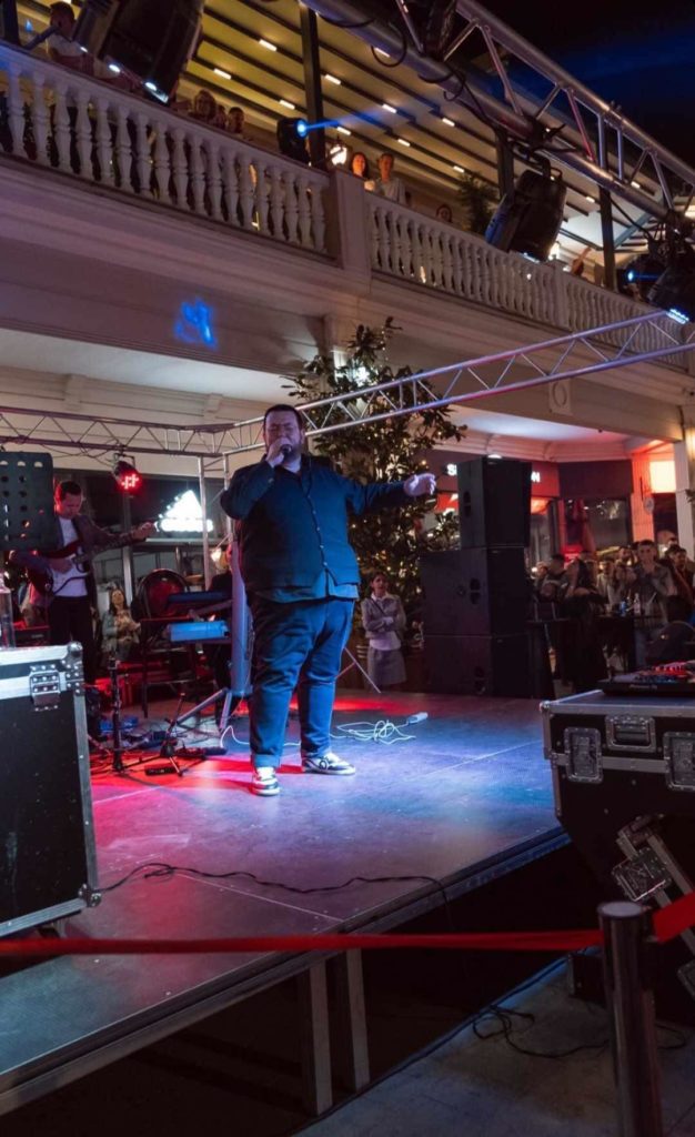 Edi Furra ndezë koncertin e Fitër Bajramit në “Abi Çarshia” - publiku ...