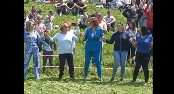 Kënga e vallja nuk ndalën në këtë zonë për 1 maj, shihet edhe ... Kënga e vallja nuk ndalën në këtë zonë për 1 maj, shihet edhe ...