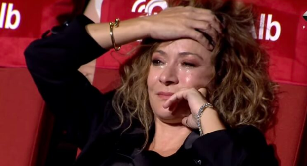 “Unë jam Ceno”, Egla përlotet gjatë shfaqjes për jetën e saj