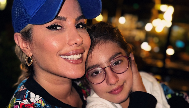 Ilnisa Agolli pozon e lumtur pranë të bijës