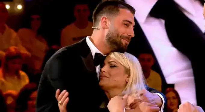 Meritoni surprizohet nga nëna, ajo ngjason shumë me Ilnisën Meritoni surprizohet nga nëna, ajo ngjason shumë me Ilnisën