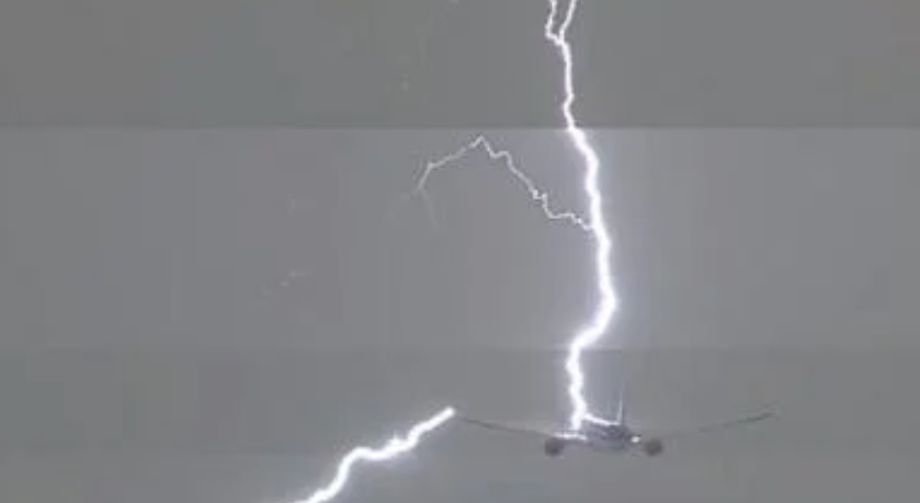 Rrufeja godet aeroplanin Cyrih-Shkup