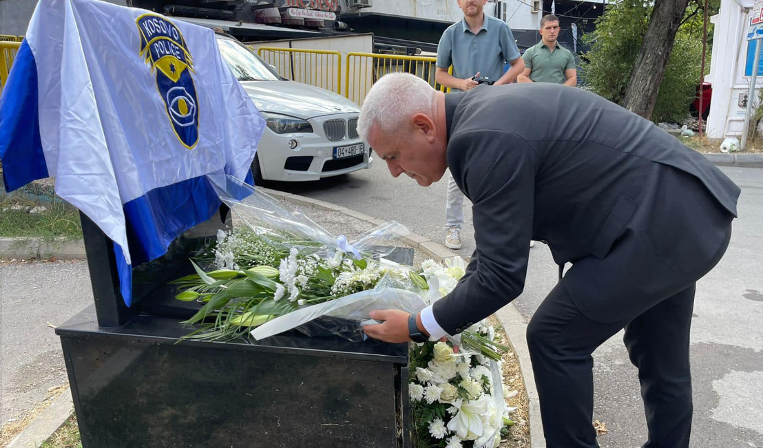 Sveçla përkujton policin Triumf Riza në 17-vjetorin e vrasjes