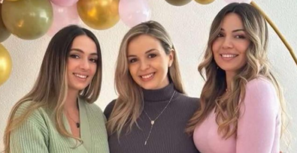 Mimoza Shkodra me dy motrat e saj si tri pika uji