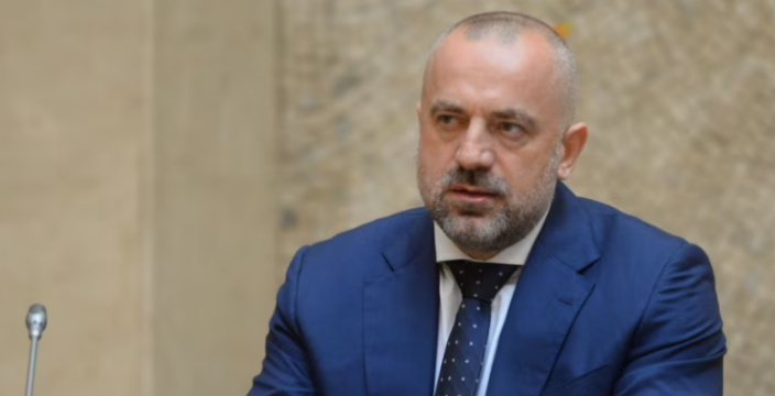 Radoiçiq pret vendimin për aktakuzën në Serbi, Kosova këmbëngul në ...