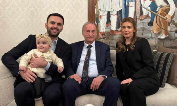 Azem Syla viziton familjen e Jakup Krasniqit, i jep mbështetje Altinit ...