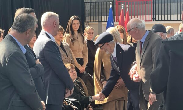 Rexhep Qosja shkon për ngushëllime te familja Thaçi në Skenderaj