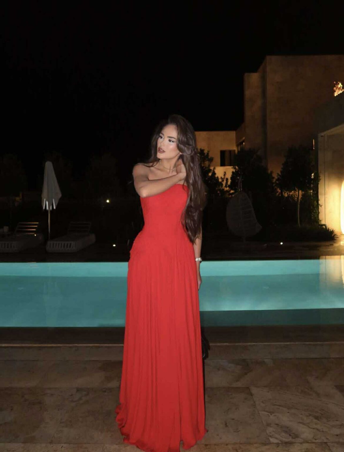 Mbesa e Shyhrete Behlulit zjarr me fustan të kuq