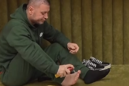 Labi pi nga shishja e mbushur me detergjent nga Alba